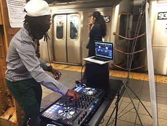 Un DJ en el metro de Nueva York – Nuestra Voz