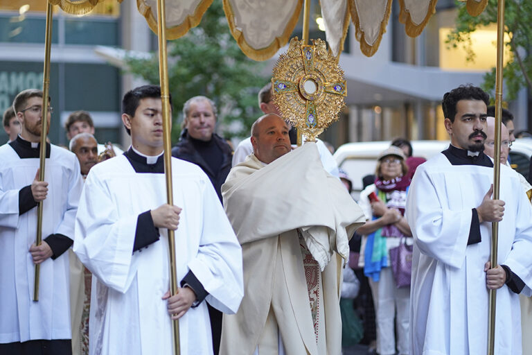 La procesión eucarística anual por el centro de Manhattan atrae a miles ...